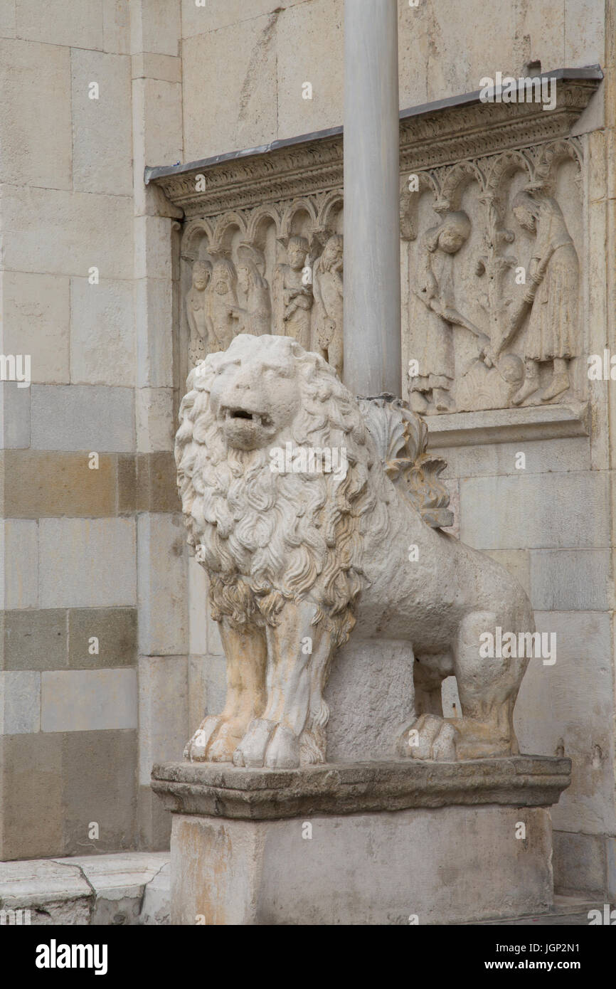 Lion Statue at Cathedral Church, Modena, Italy Stock Photo - Alamy