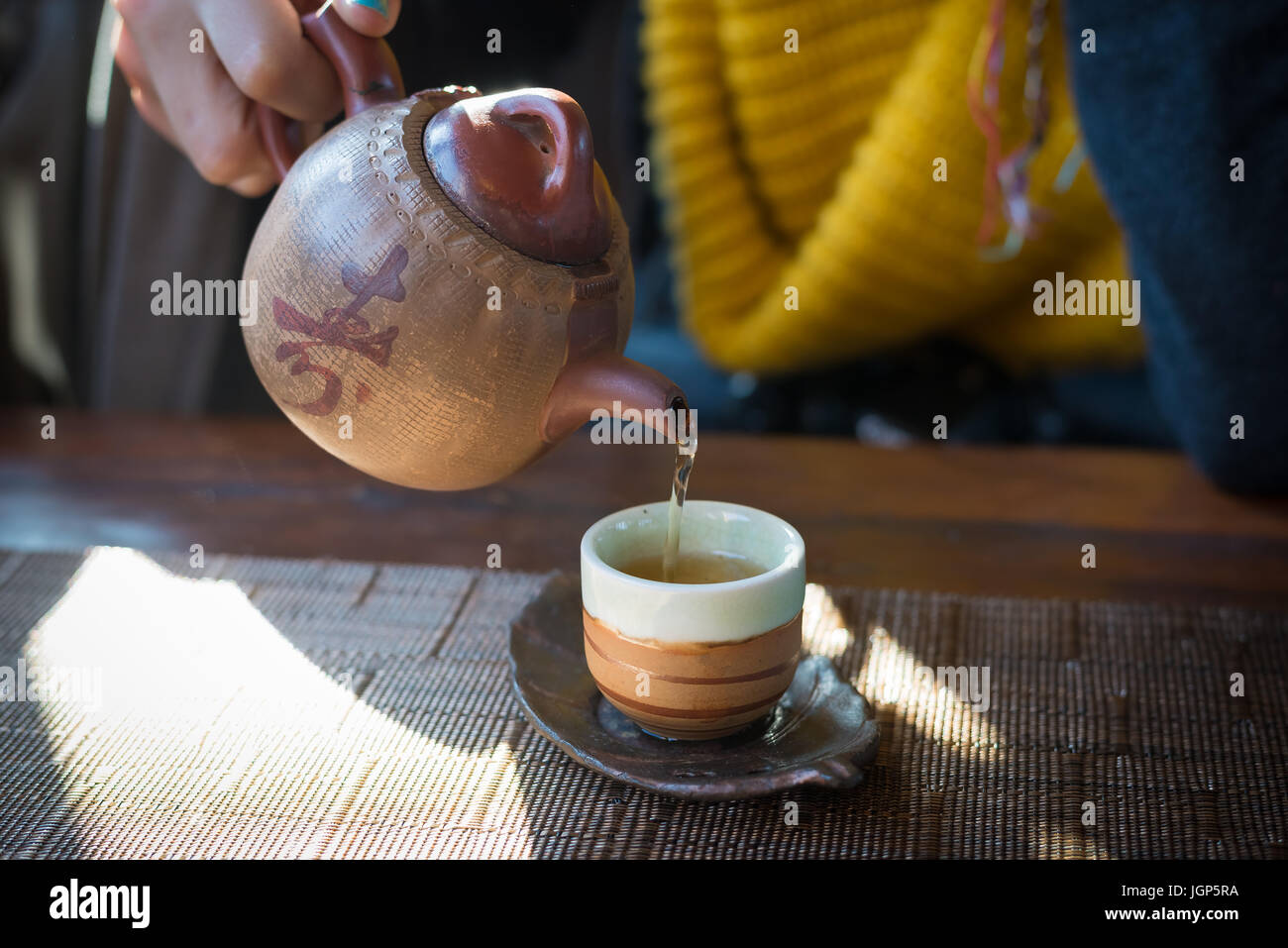 Hands pouring warm tea hi-res stock photography and images - Alamy