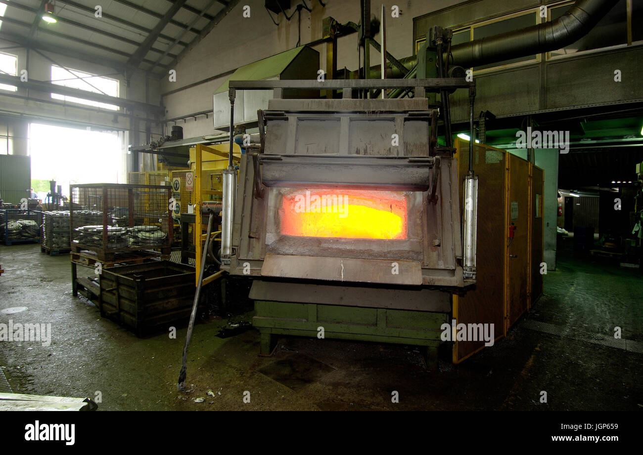 Melting gold foundry hi-res stock photography and images - Alamy