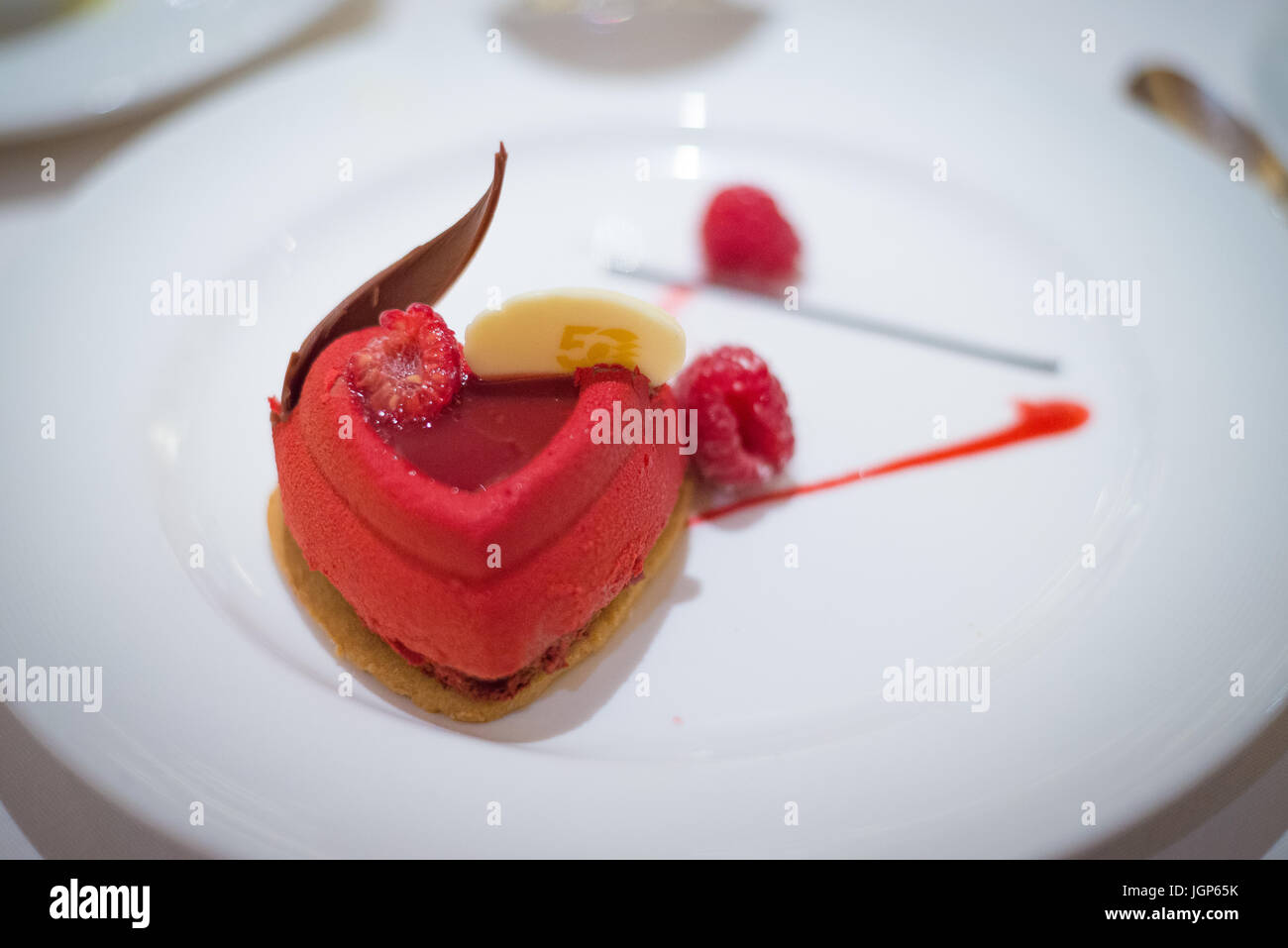 Cake plating hi-res stock photography and images - Alamy