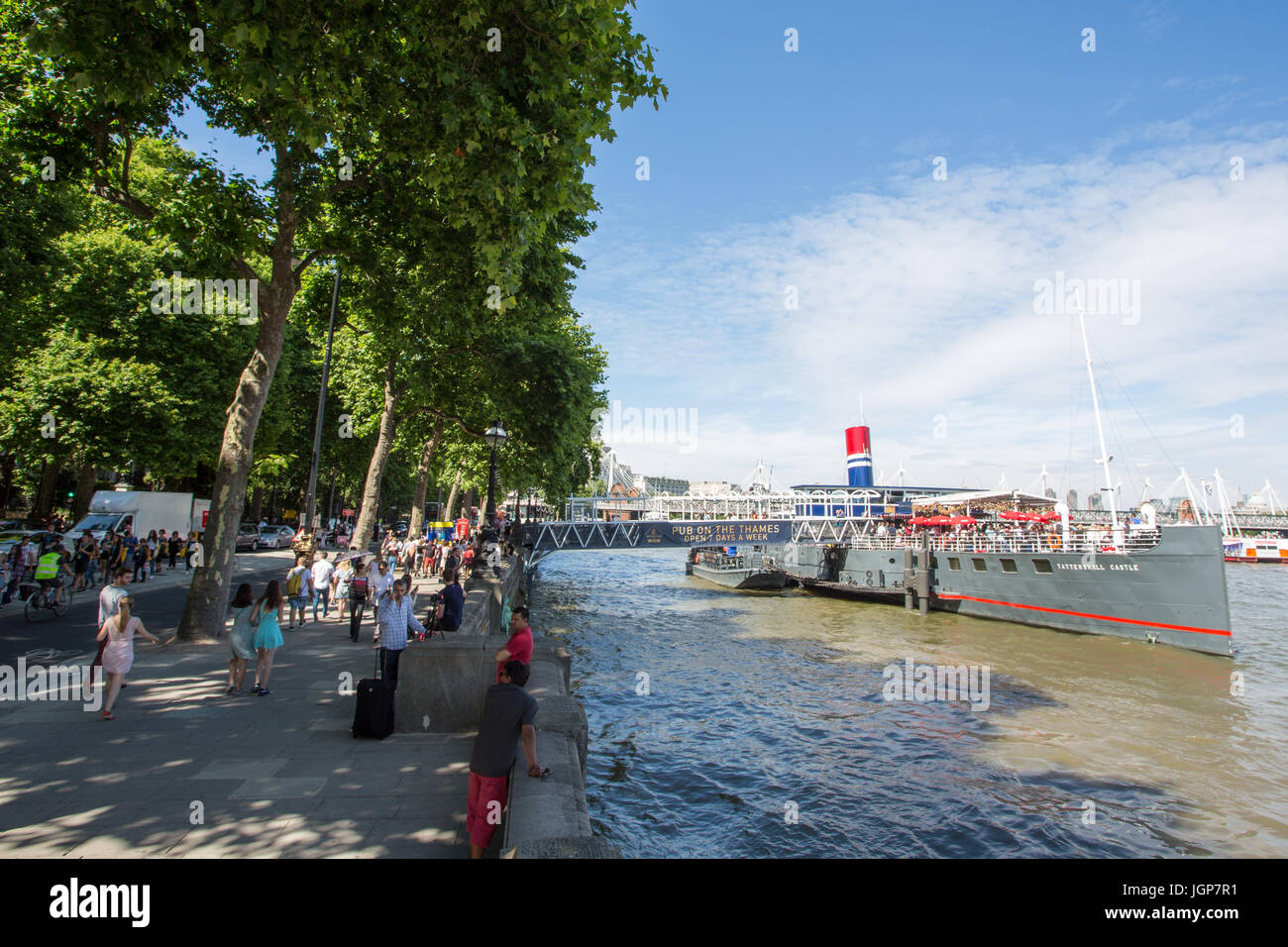 Tattershall castle pub boat hi-res stock photography and images - Alamy