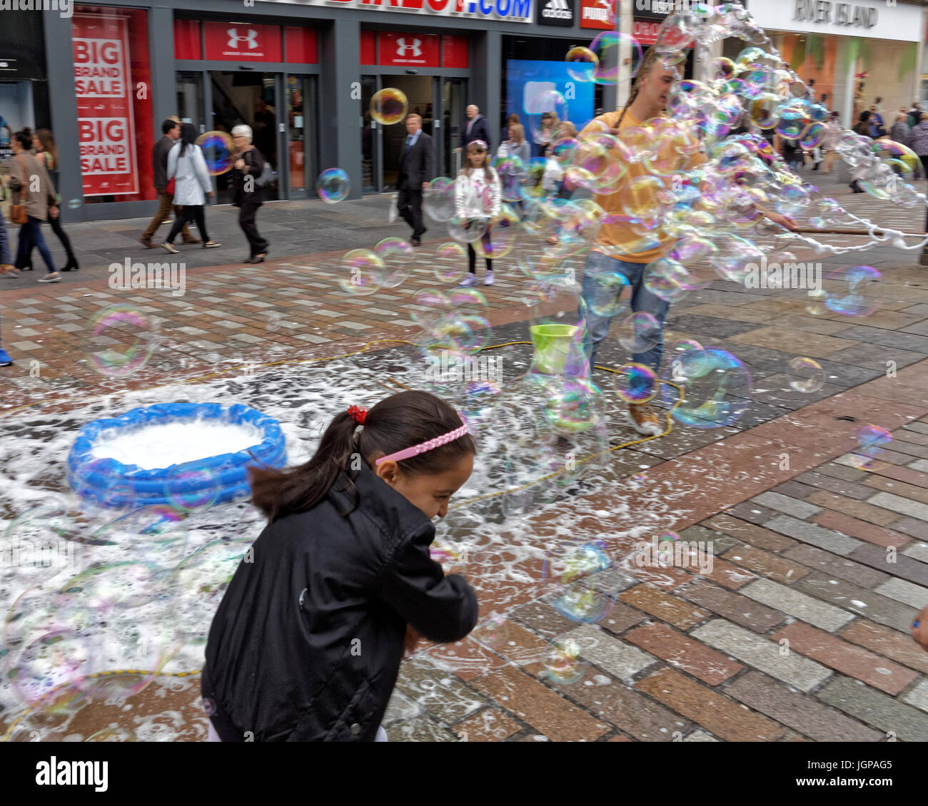 Soaring temperatures mean the bubble man street entertainer provides ...