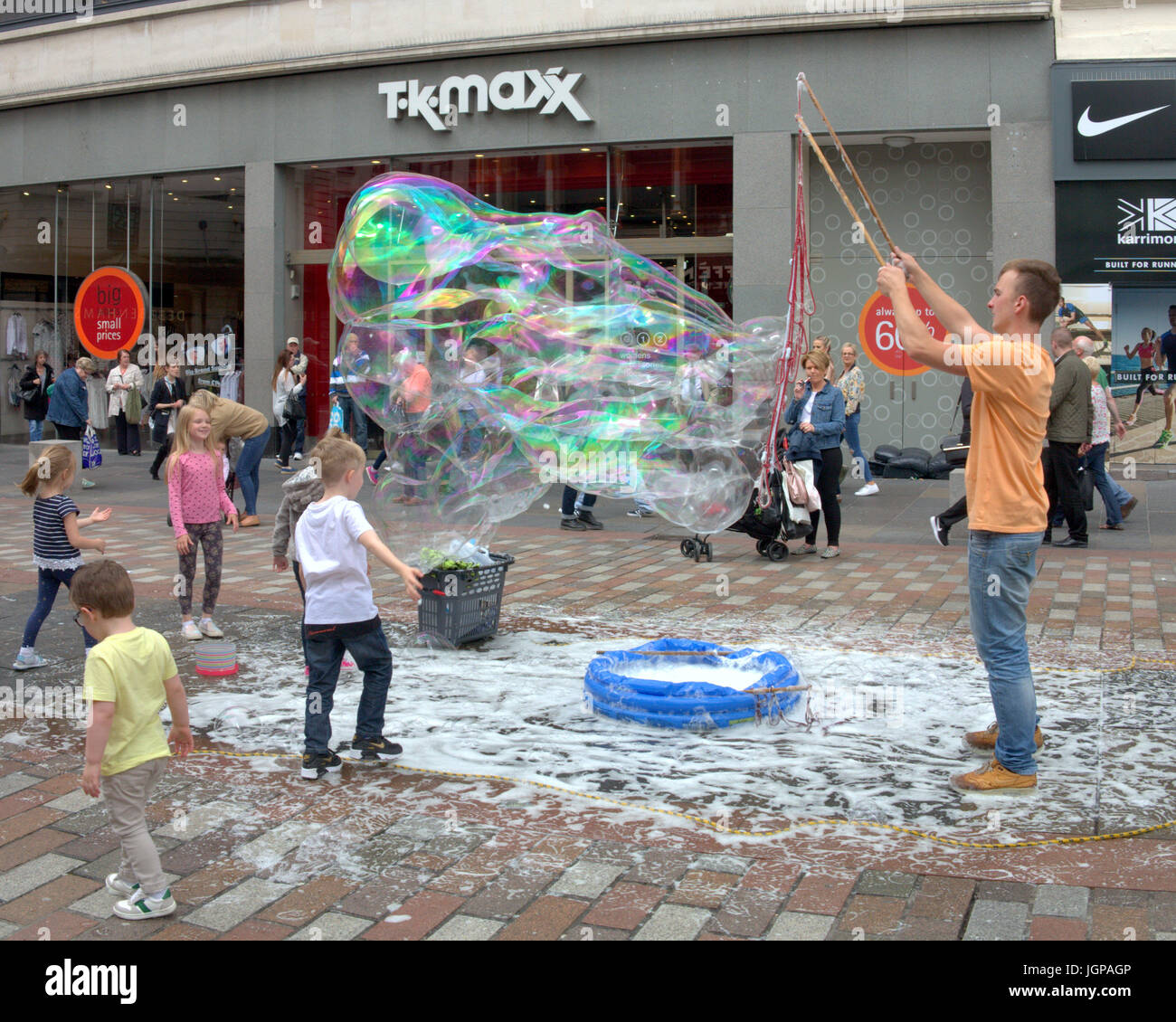 Soaring temperatures mean the bubble man street entertainer provides ...