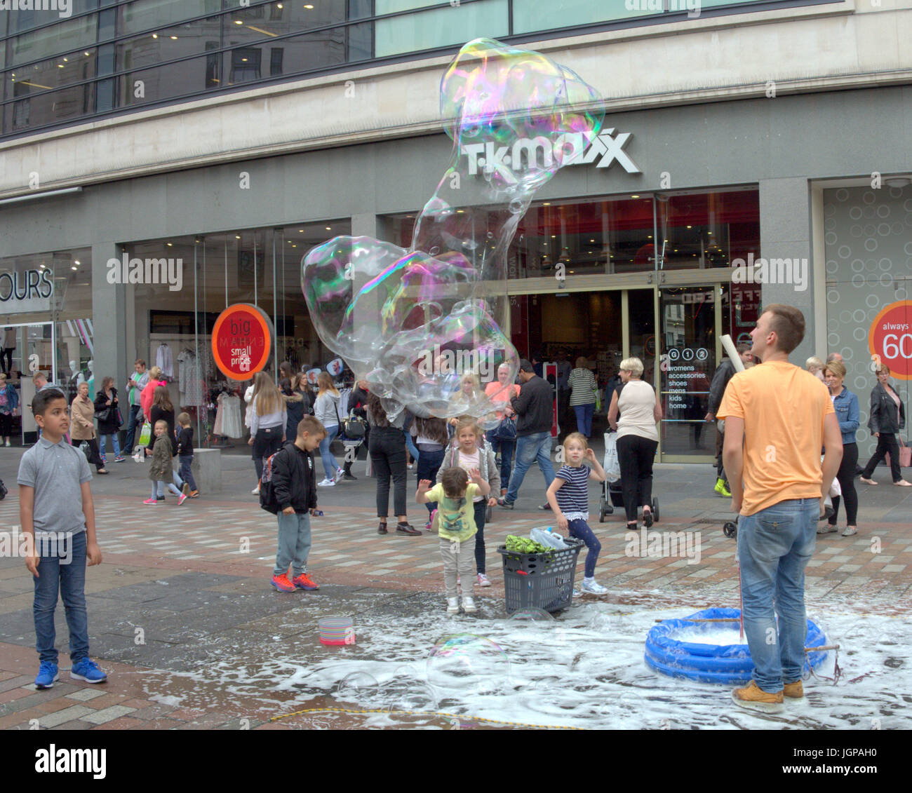 Soaring temperatures mean the bubble man street entertainer provides ...