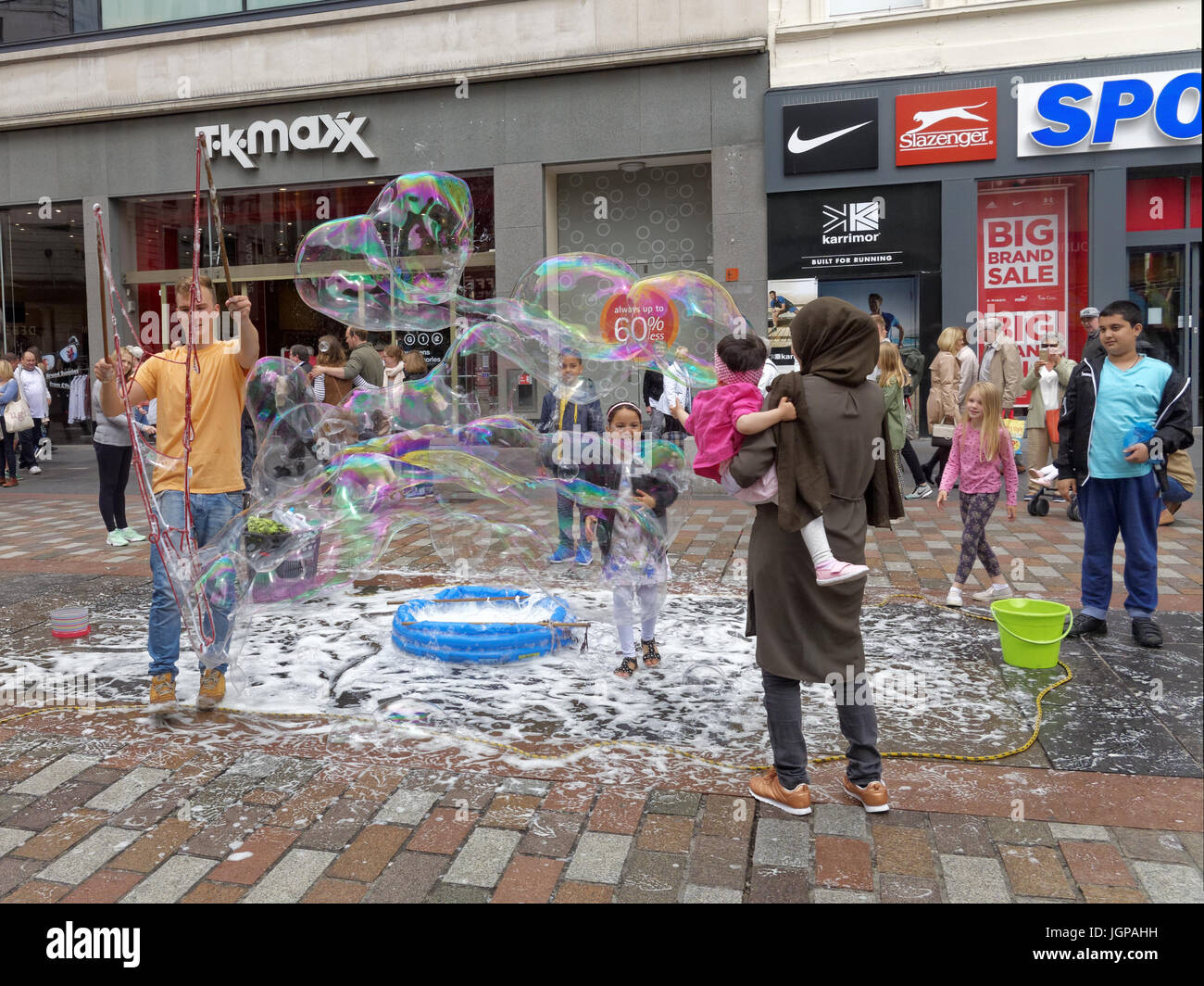 Soaring temperatures mean the bubble man street entertainer provides ...