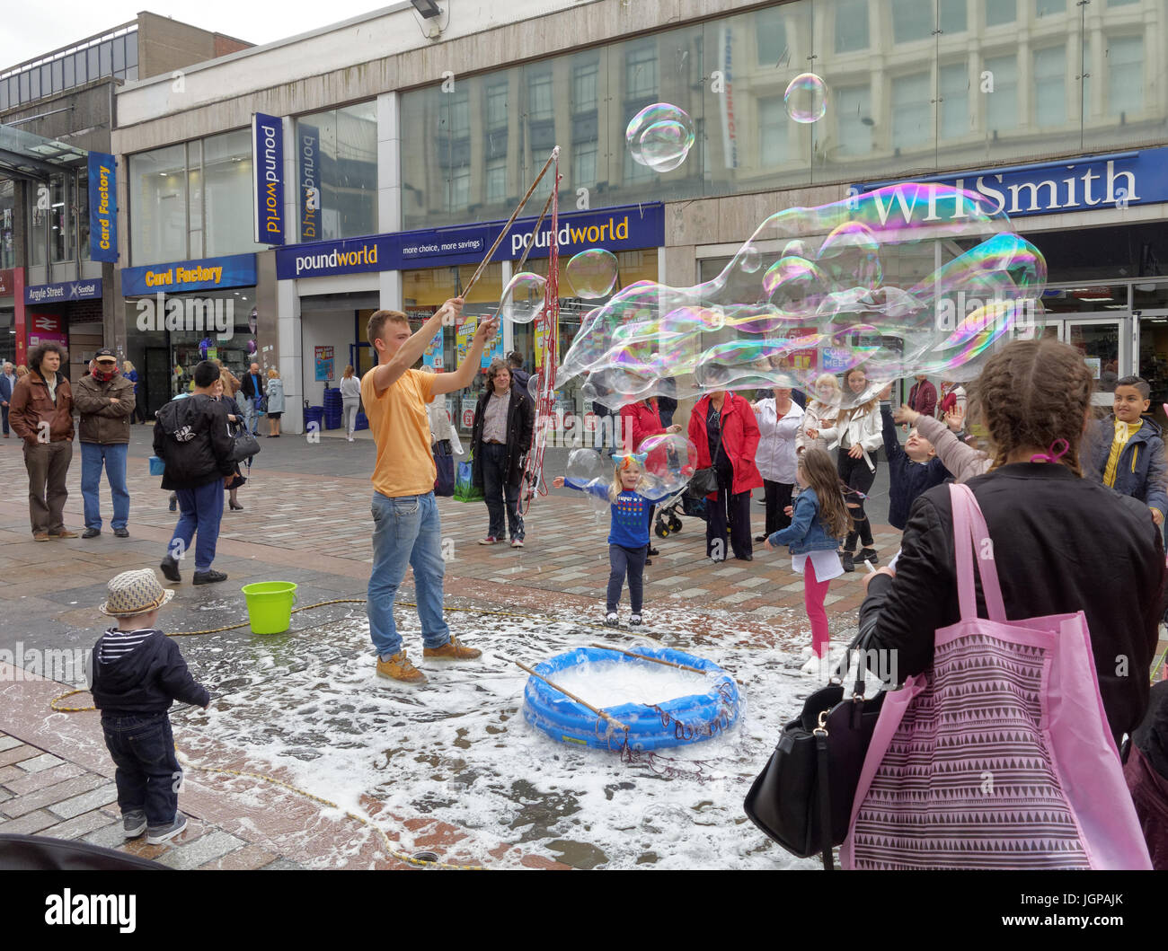 Soaring temperatures mean the bubble man street entertainer provides ...