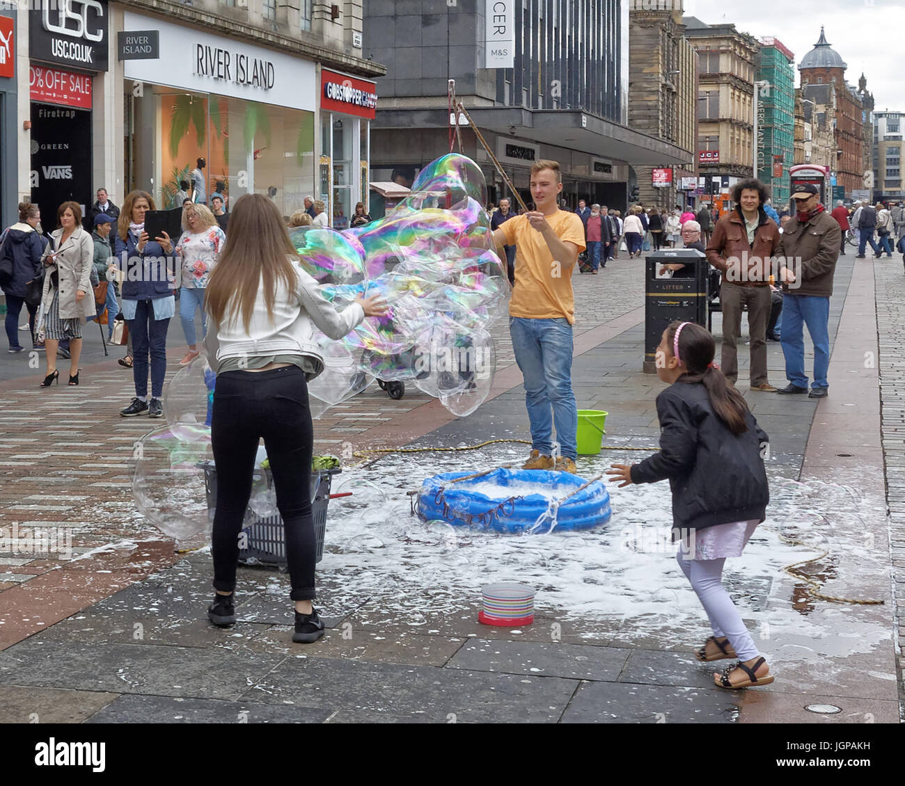 Soaring temperatures mean the bubble man street entertainer provides ...