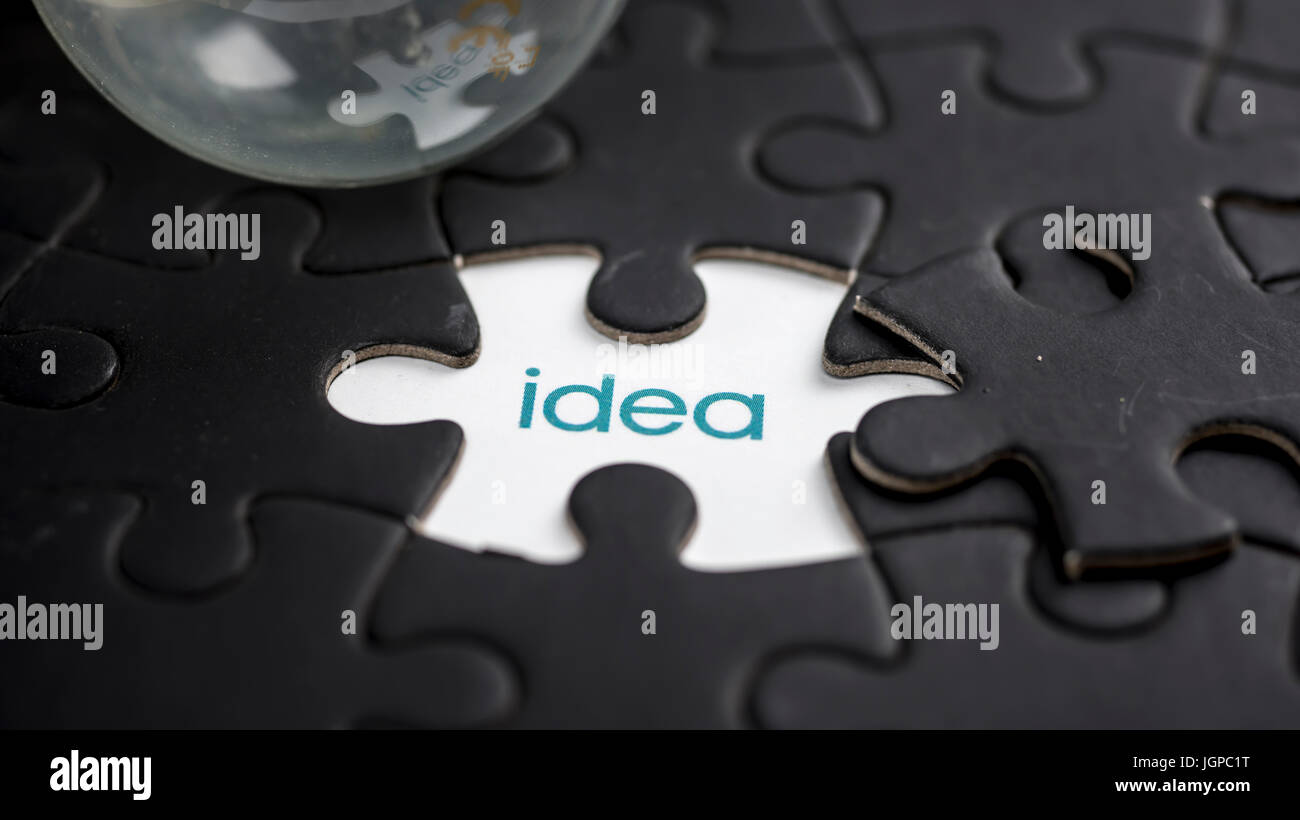 Word idea under jigsaw puzzle piece Stock Photo - Alamy