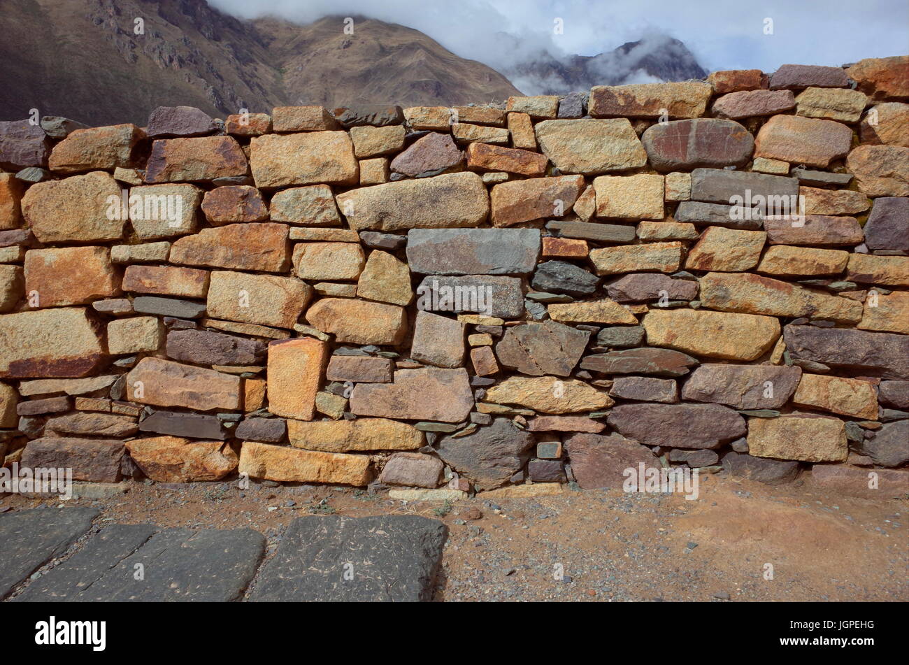 Example of Inca brickwork at the Ollantaytambo ruins Stock Photo - Alamy