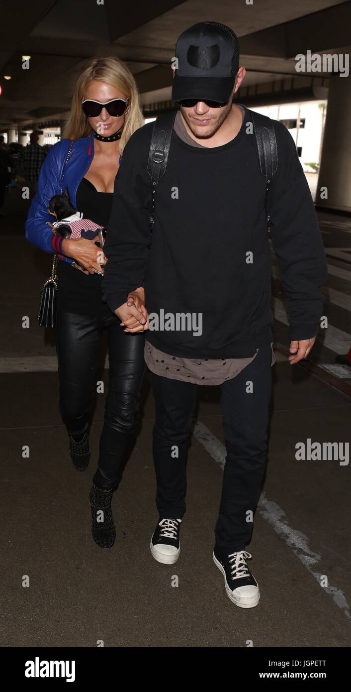 Paris Hilton departs from the airport with her boyfriend Chris Zylka ...