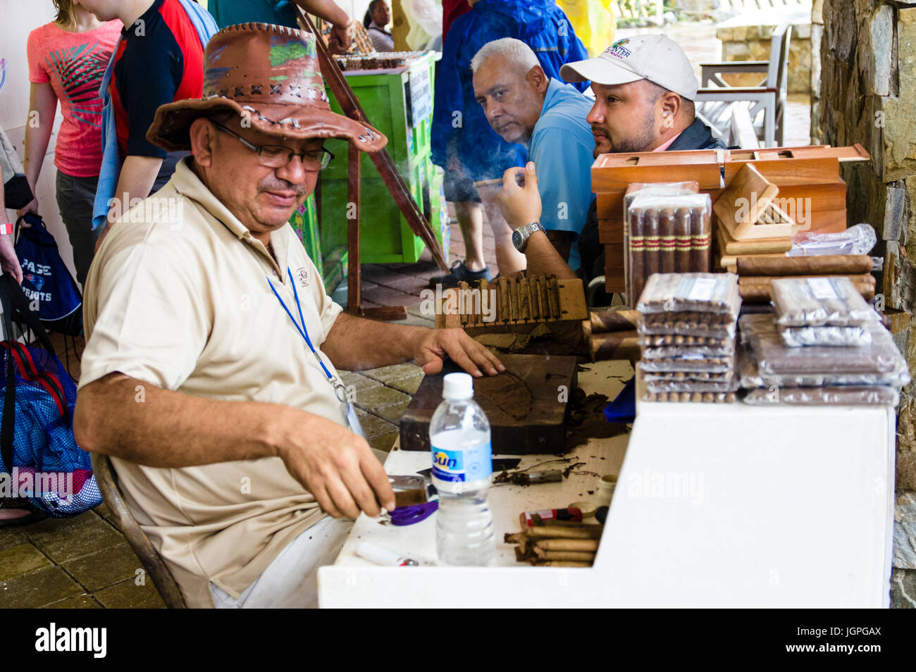 Hand rolling cigars hi-res stock photography and images - Alamy
