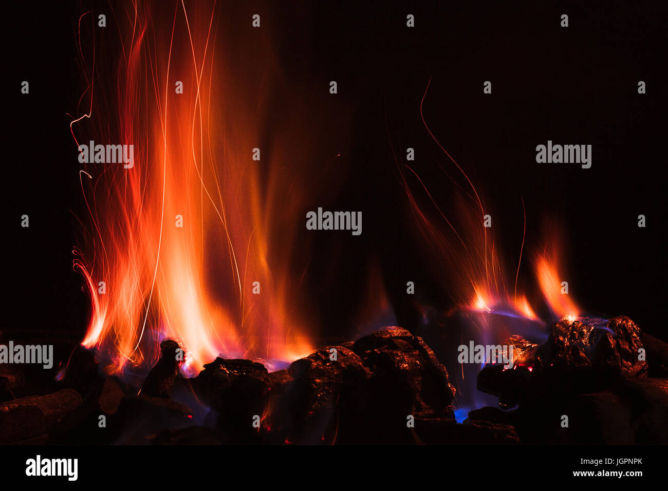 Camp fire in night close hi-res stock photography and images - Alamy