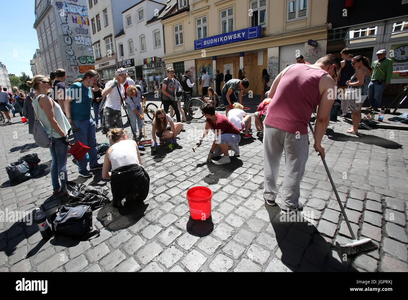 Hamburg, Germany. 9th July, 2017. People clean the street as part of a ...