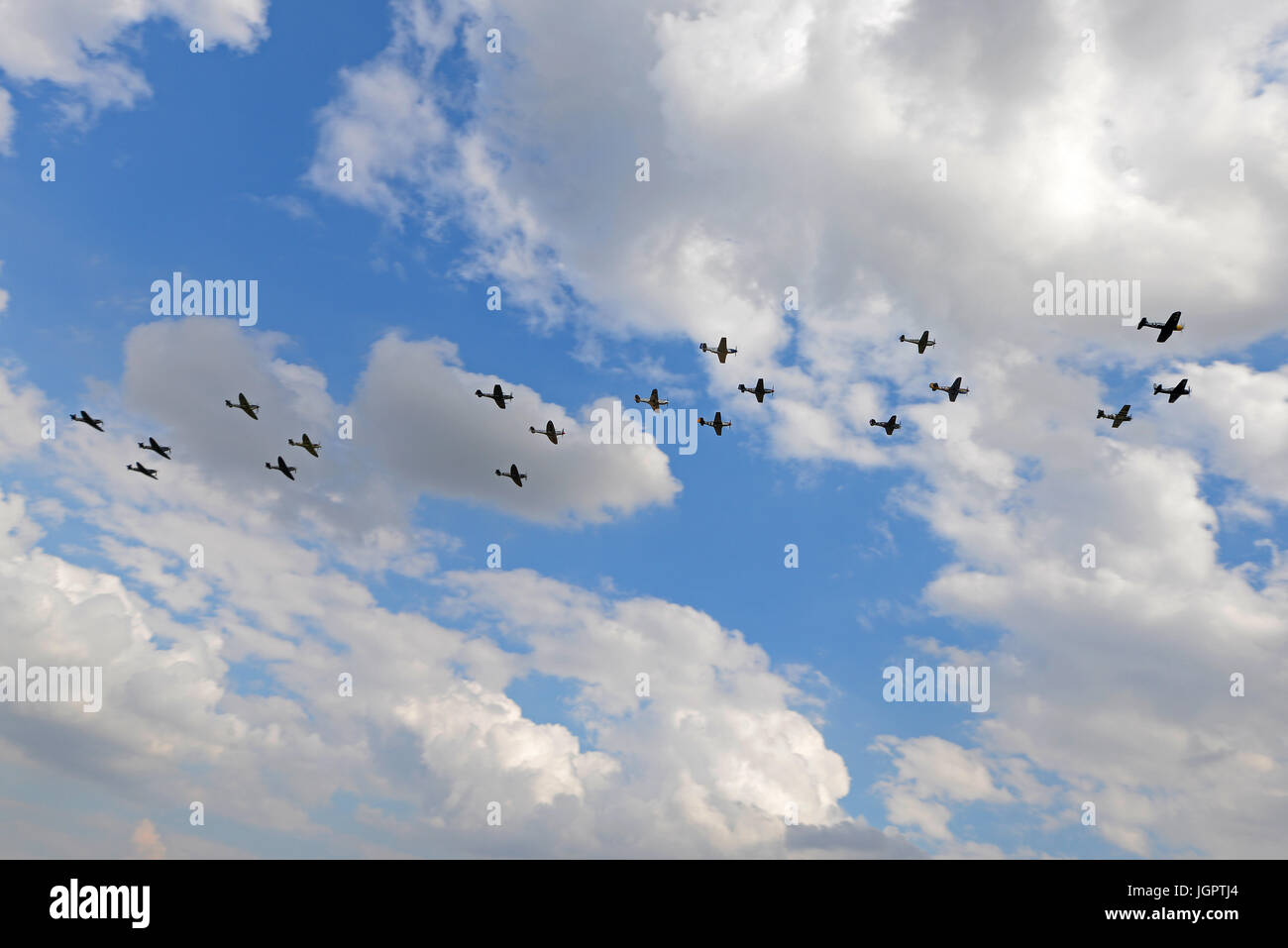 World war 2 planes formation hi-res stock photography and images - Alamy