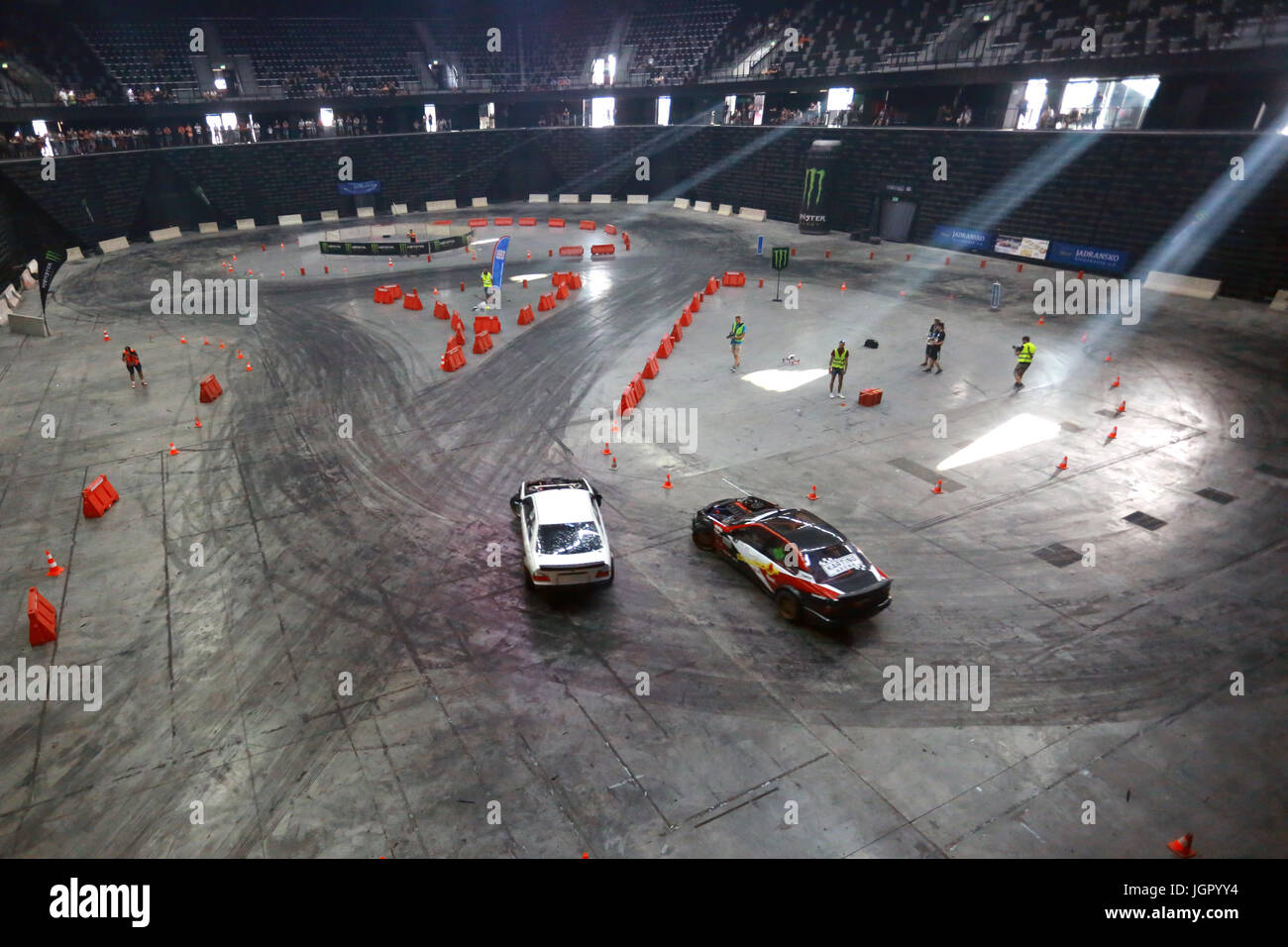 (170710) -- SPLIT, July 10 (Xinhua) -- Racing cars compete during the ...