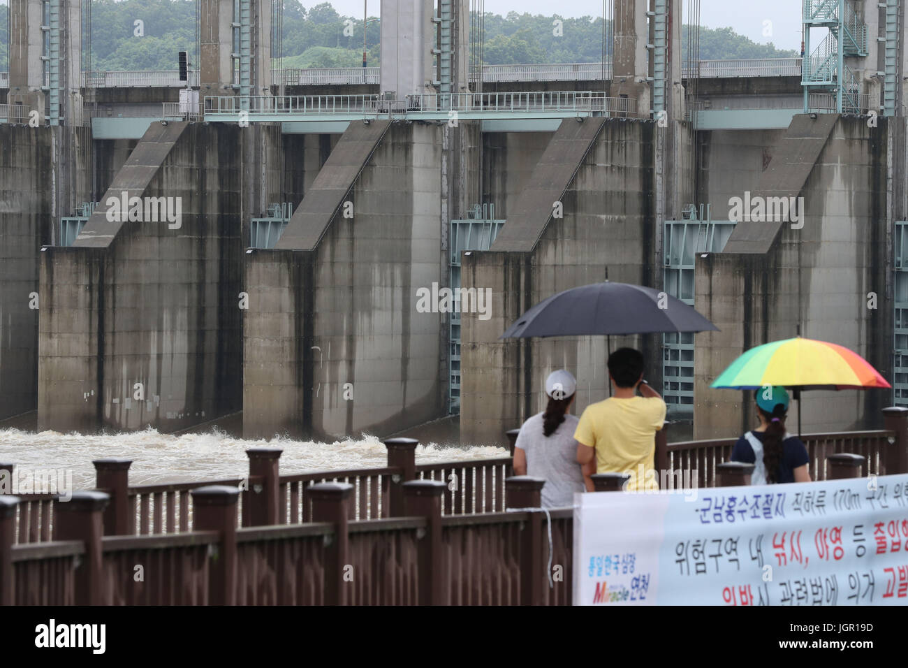 Flood control dam over inter-Korean river Residents watch water ...