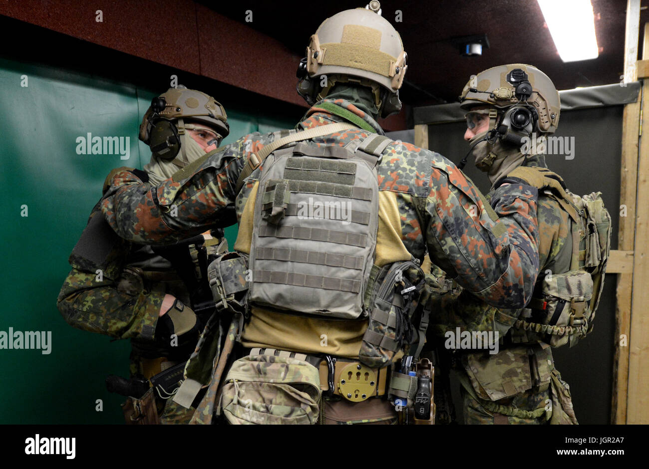 Calw, Germany. 23rd Jan, 2017. Soldiers train at the fire weapon ...