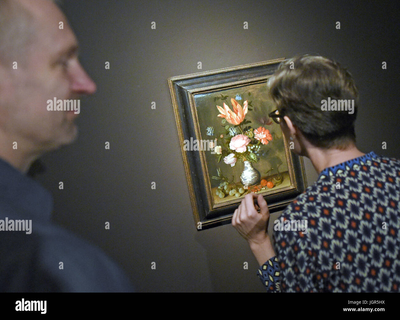 Aachen, Germany. 10th July, 2017. dpatop - A woman and man looking at ...