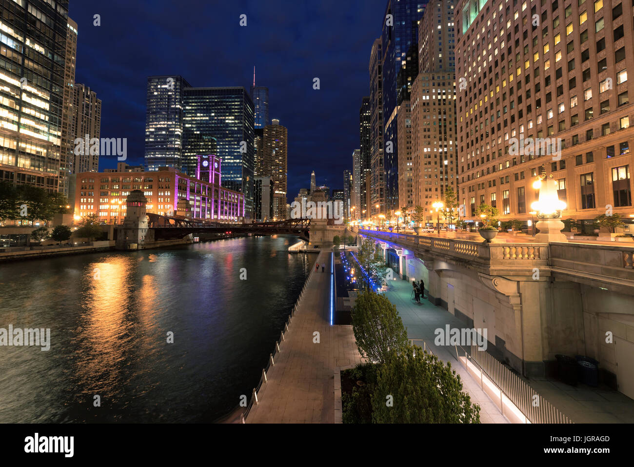 Chicago night skyline hi-res stock photography and images - Alamy