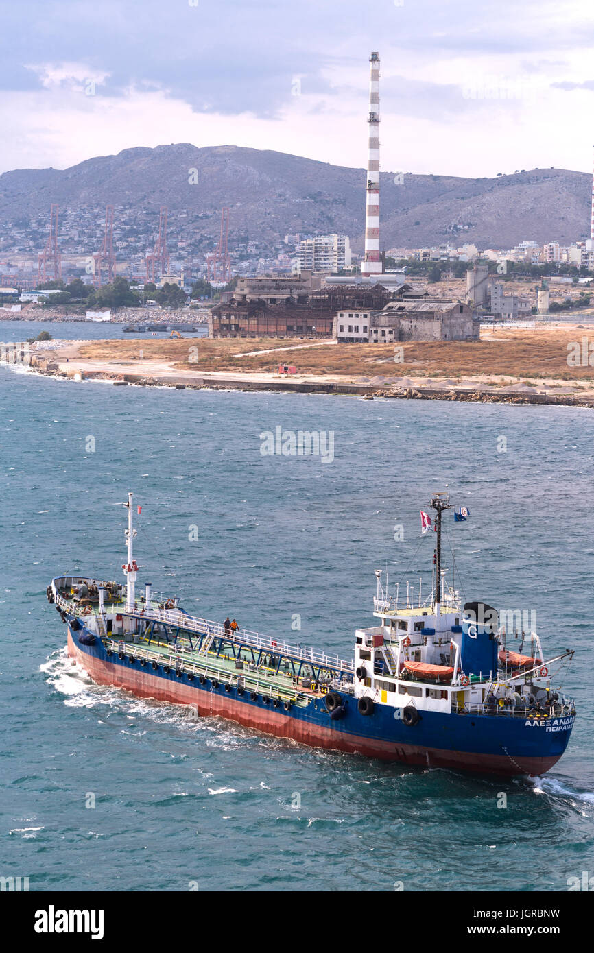 Bunkering tanker hi-res stock photography and images - Alamy
