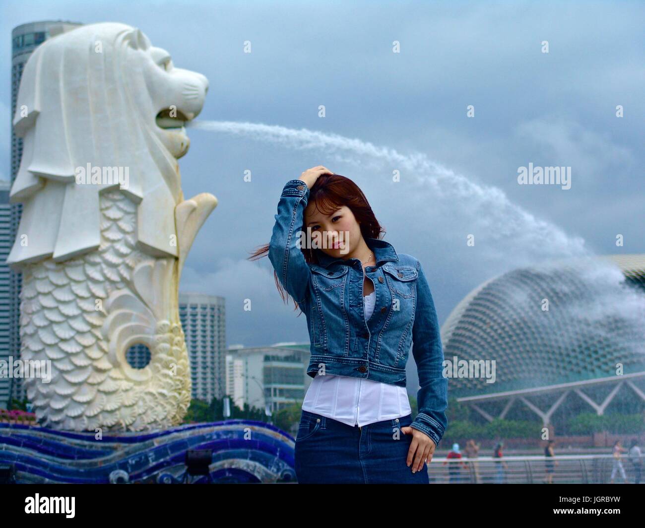 Singapore Model Posing by Landmark Merlion Kodak moment Stock Photo - Alamy