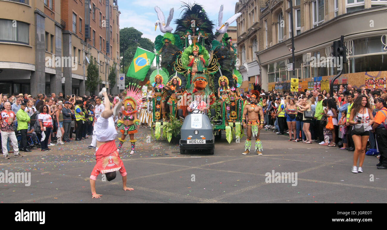 London, Notting Hill carnival. Parade of dancers in costume Stock Photo ...