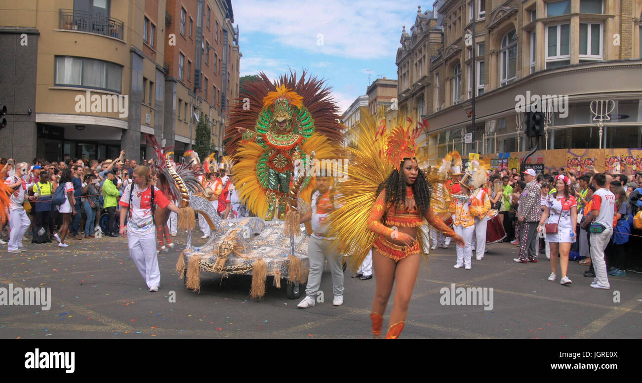 London, Notting Hill carnival. Parade of dancers in costume Stock Photo ...