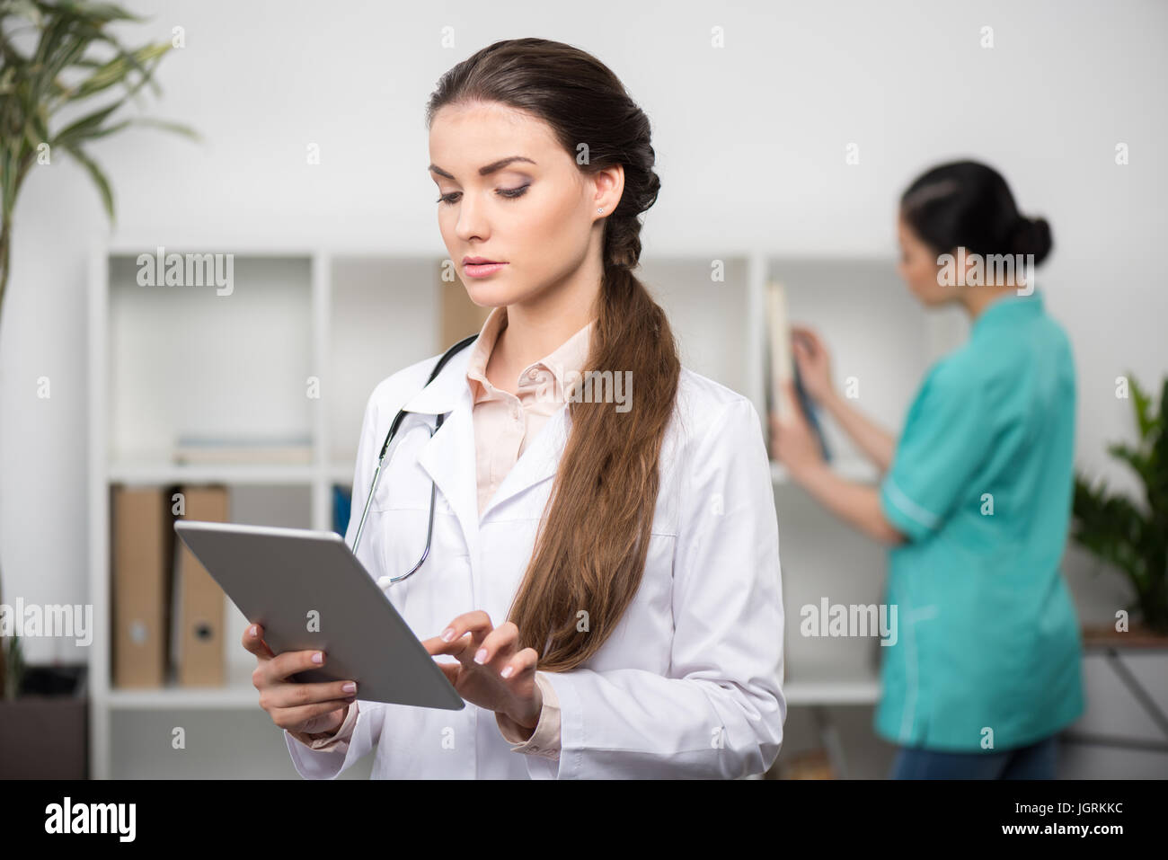 Doctor wearing white coat hi-res stock photography and images - Alamy