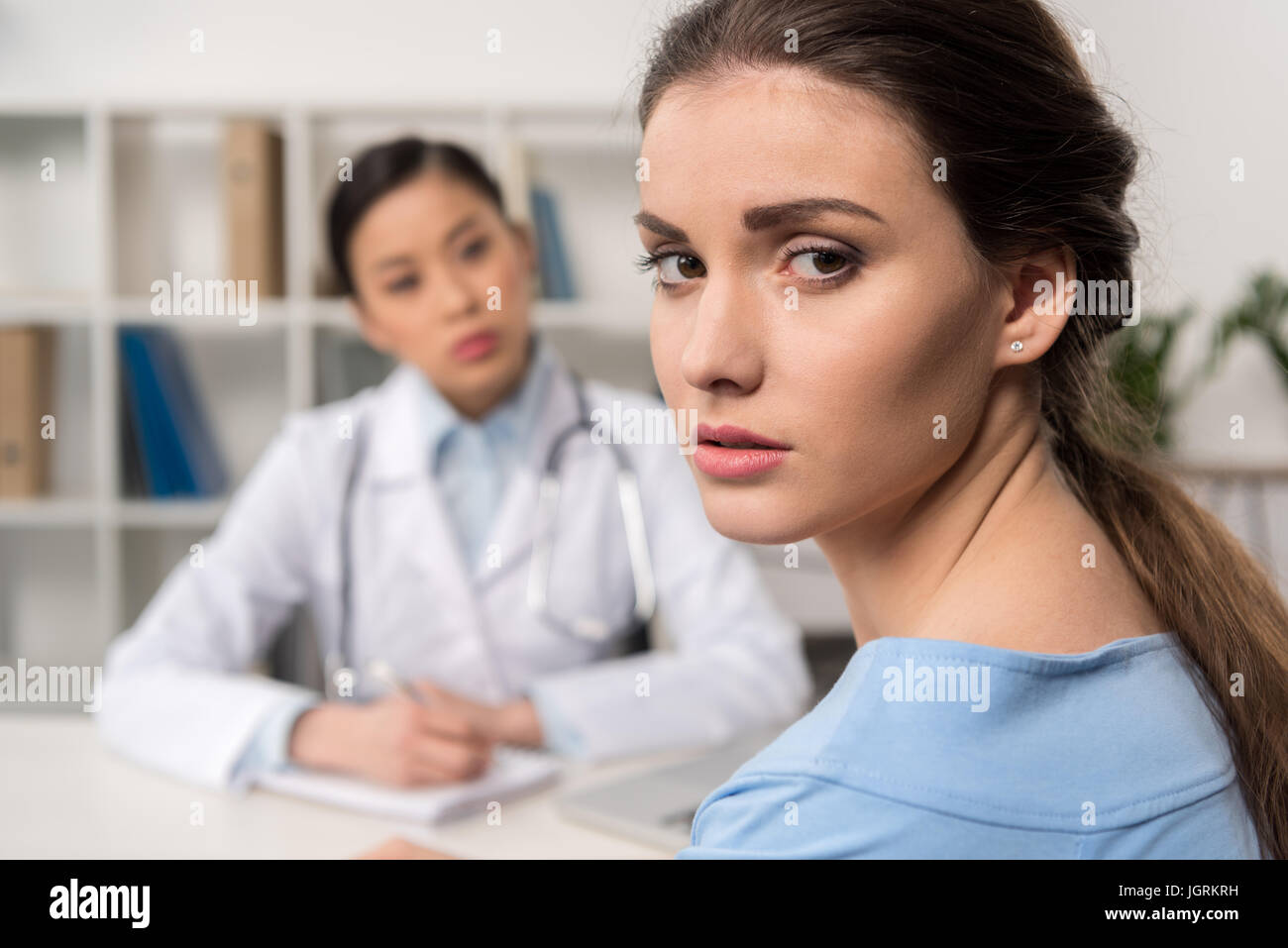 Doctor patient blurred hi-res stock photography and images - Alamy