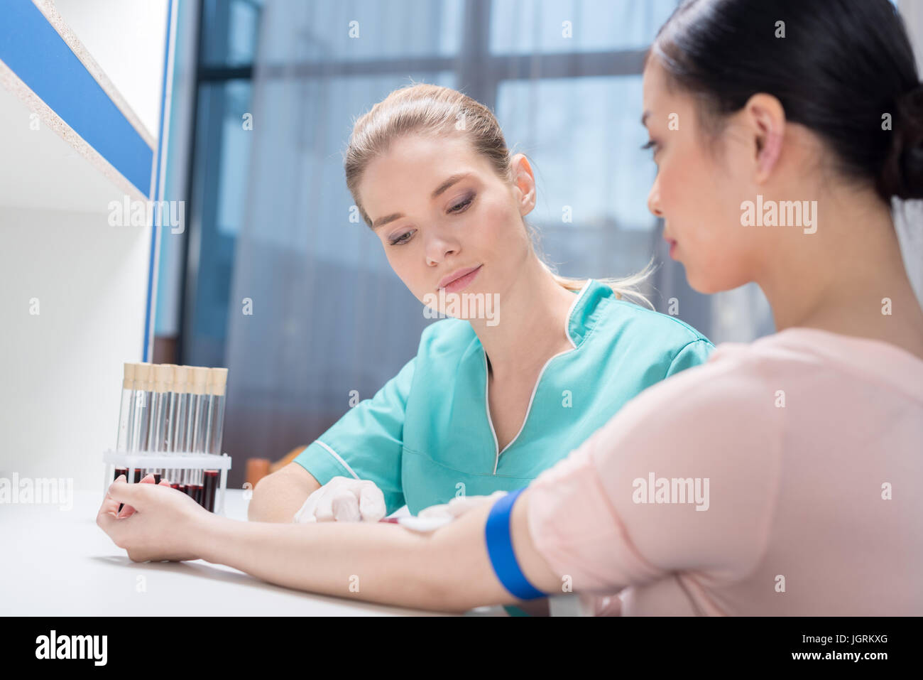 Laboratory extraction hi-res stock photography and images - Alamy