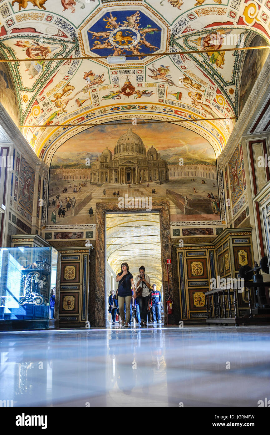 The decorative ceiling along the corridor of Vatican museum, Vatican ...