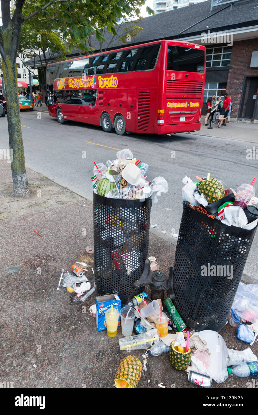 Garbage cans hi-res stock photography and images - Alamy