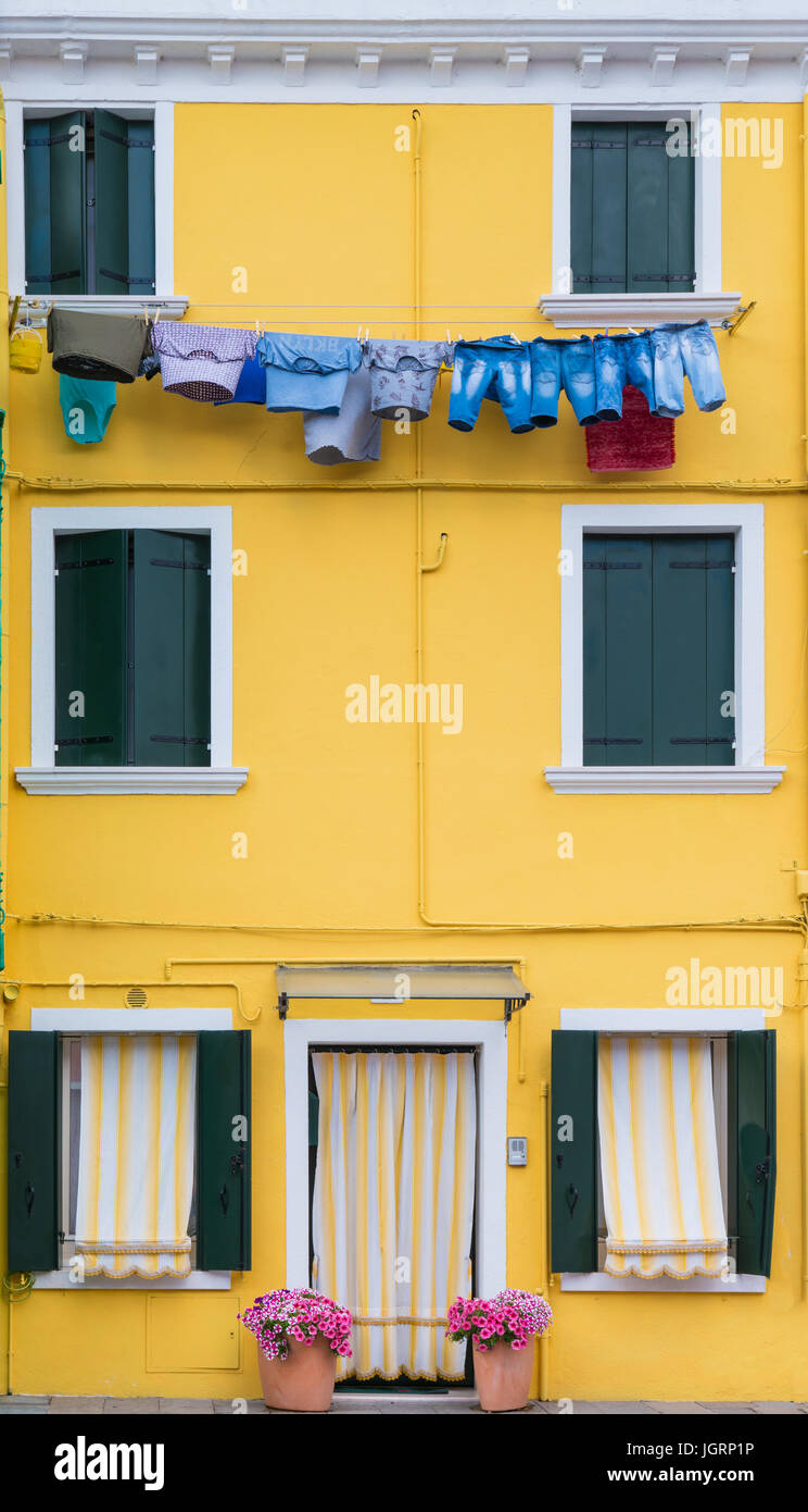 Yellow house with shutters hi-res stock photography and images - Alamy