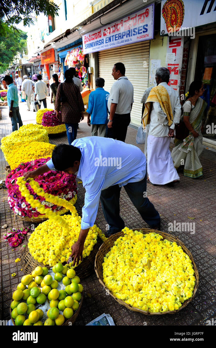 Street Flower seller at Mysore town, Karnataka, India Stock Photo - Alamy