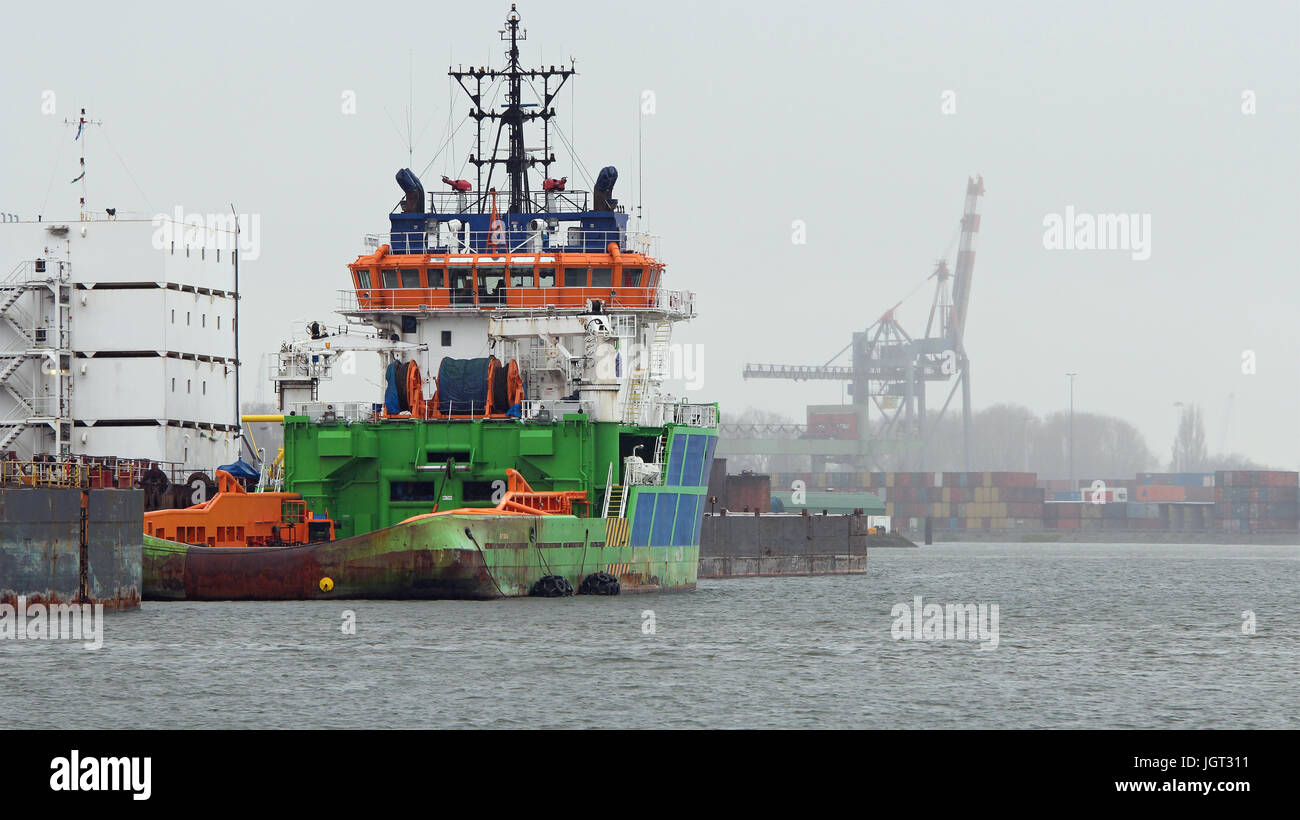 Unloading container ships hi-res stock photography and images - Alamy