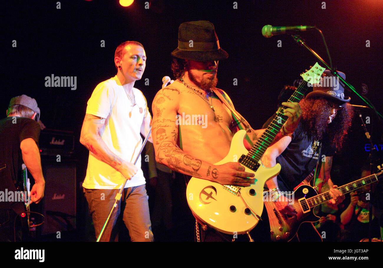 Chester Bennington Linkin Park performing Camp Freddy Roxy West ...