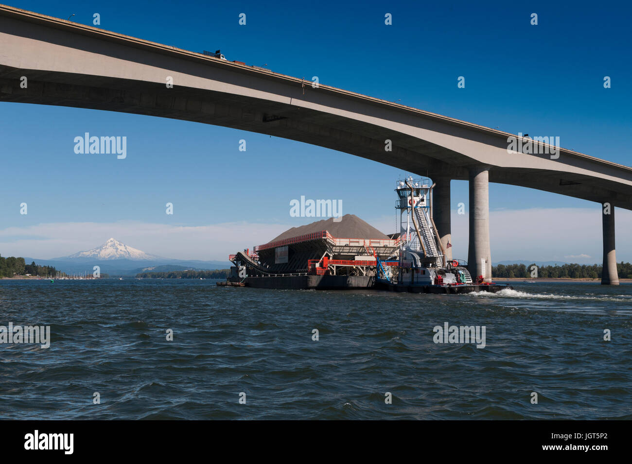Barge loaded aggregate hi-res stock photography and images - Alamy
