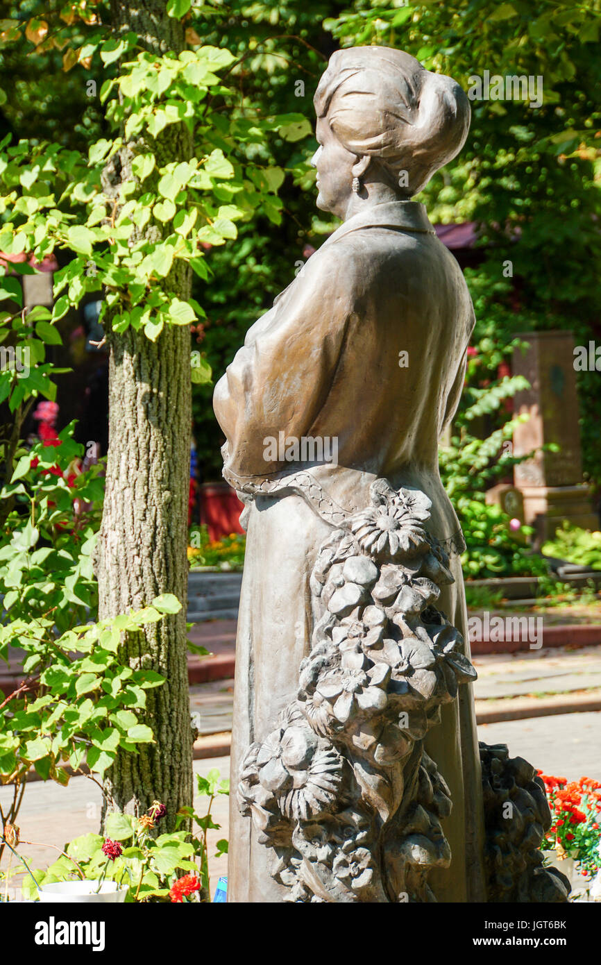 Headstone statue of a woman Novodevichy Cemetery, Moscow, Russia Stock ...