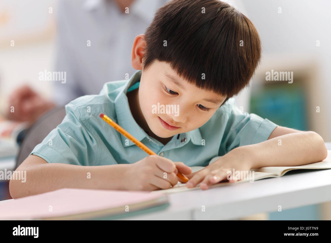Primary school boys learn in the classroom Stock Photo - Alamy