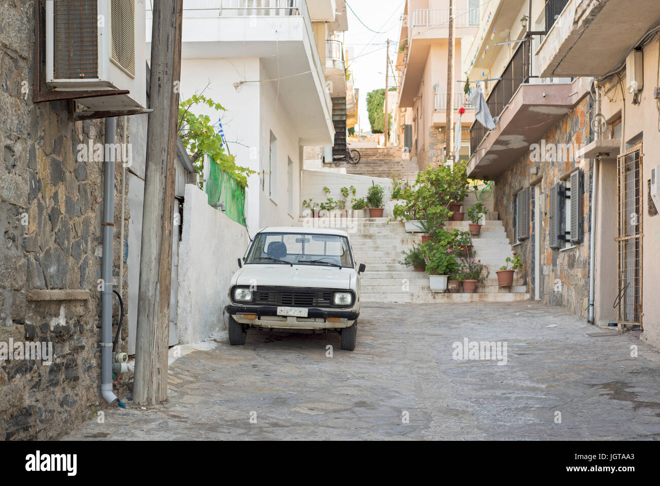 Cars parked in shade hi-res stock photography and images - Alamy