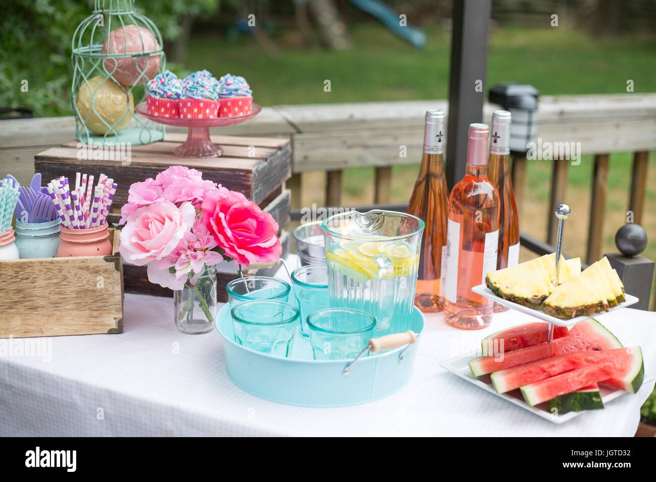 Rose wine summer table pink hi-res stock photography and images - Alamy