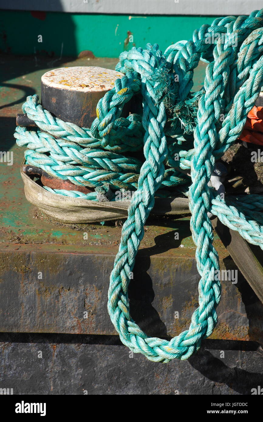rope and knot on a harbor pile Stock Photo - Alamy