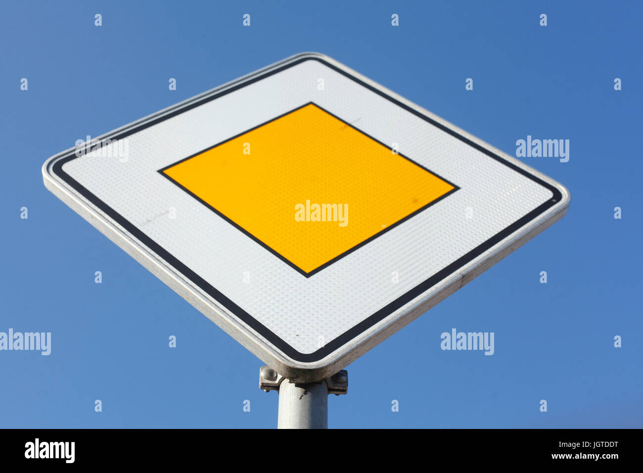 Priority traffic sign hi-res stock photography and images - Alamy