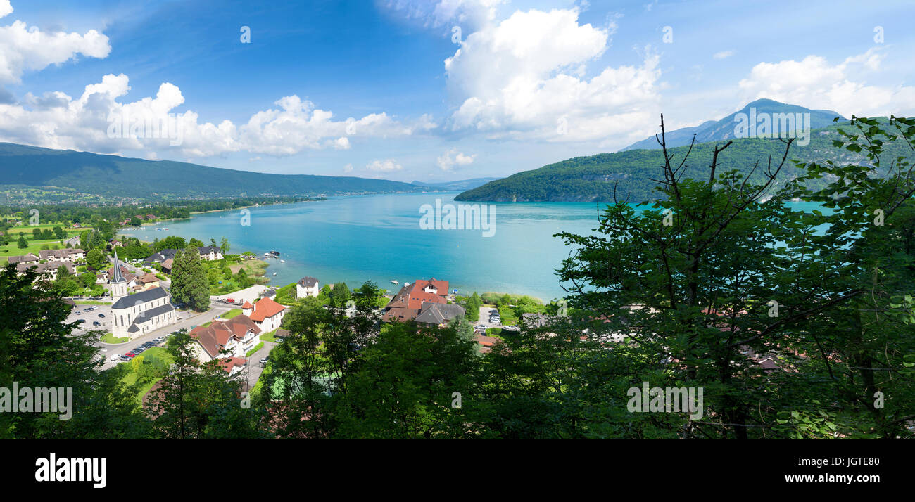 View of the Annecy lake in the French Alps Stock Photo - Alamy