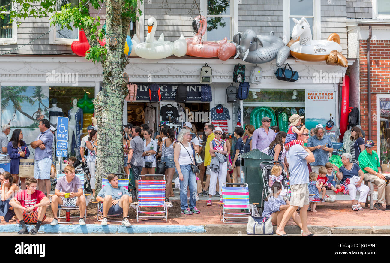 Children watching parade hi-res stock photography and images - Alamy