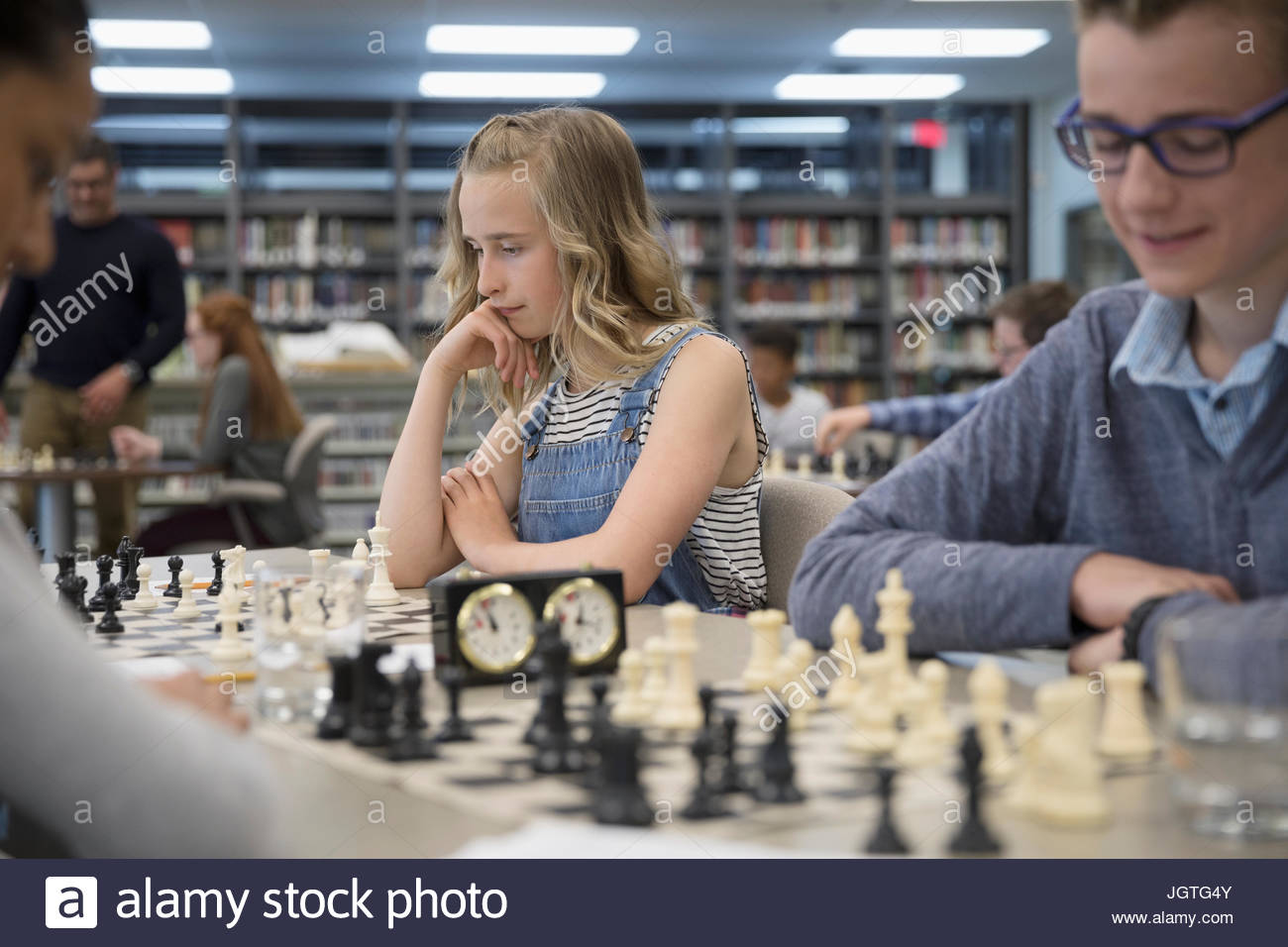 School chess hi-res stock photography and images - Alamy