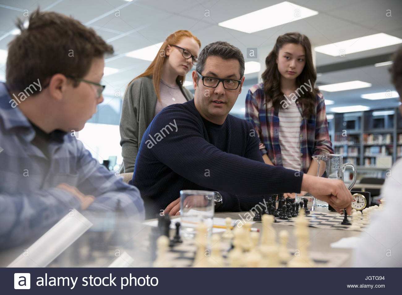 Teacher showing chinese hi-res stock photography and images - Alamy