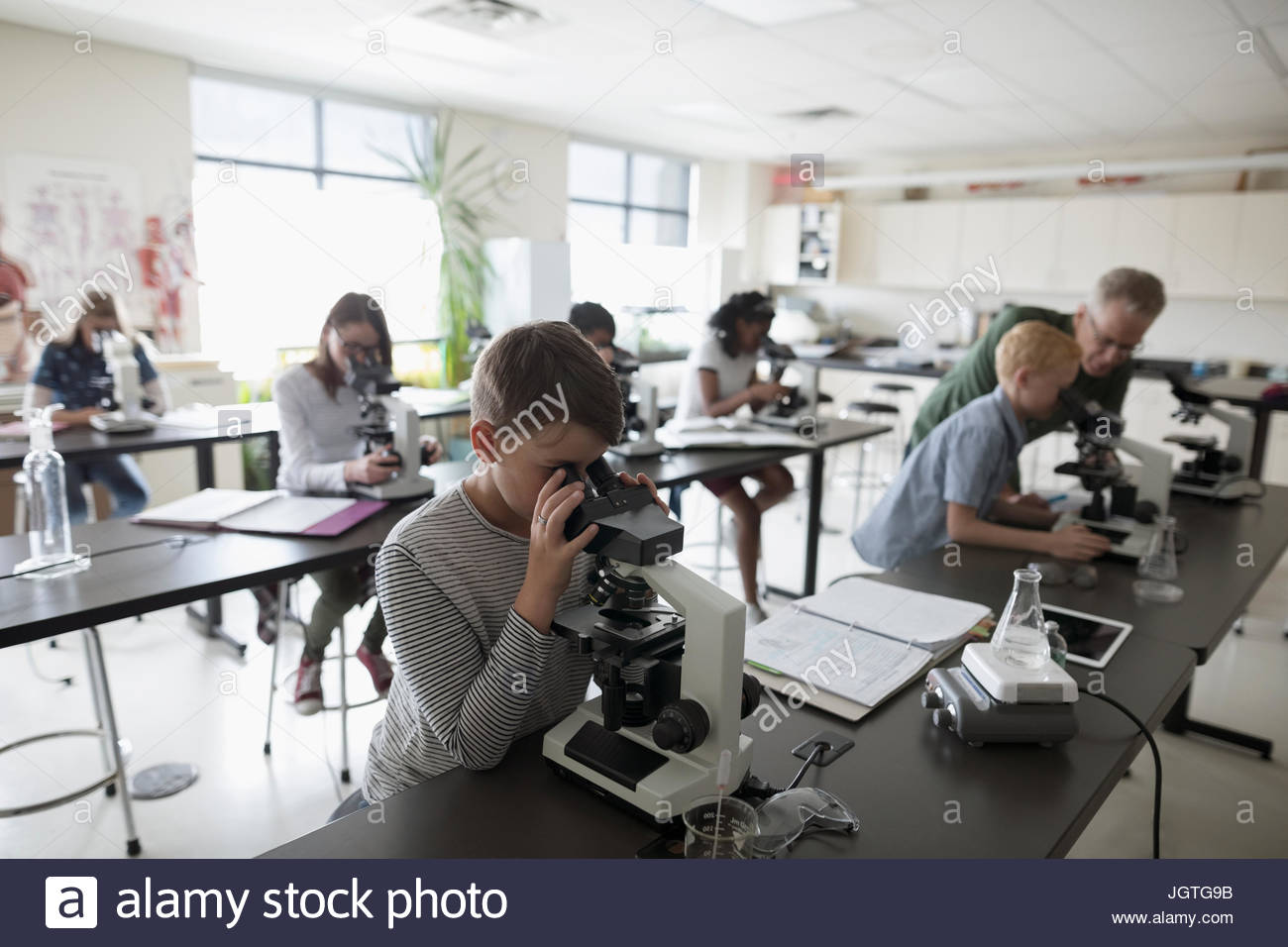 Student experiment microscope hi-res stock photography and images - Alamy