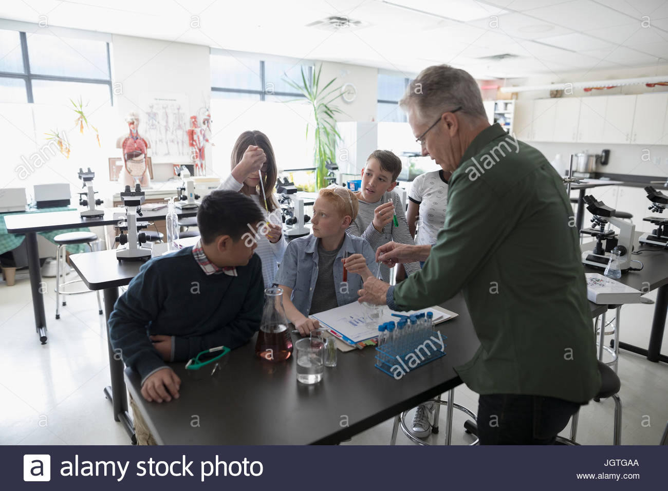 Middle school biology lab hi-res stock photography and images - Alamy