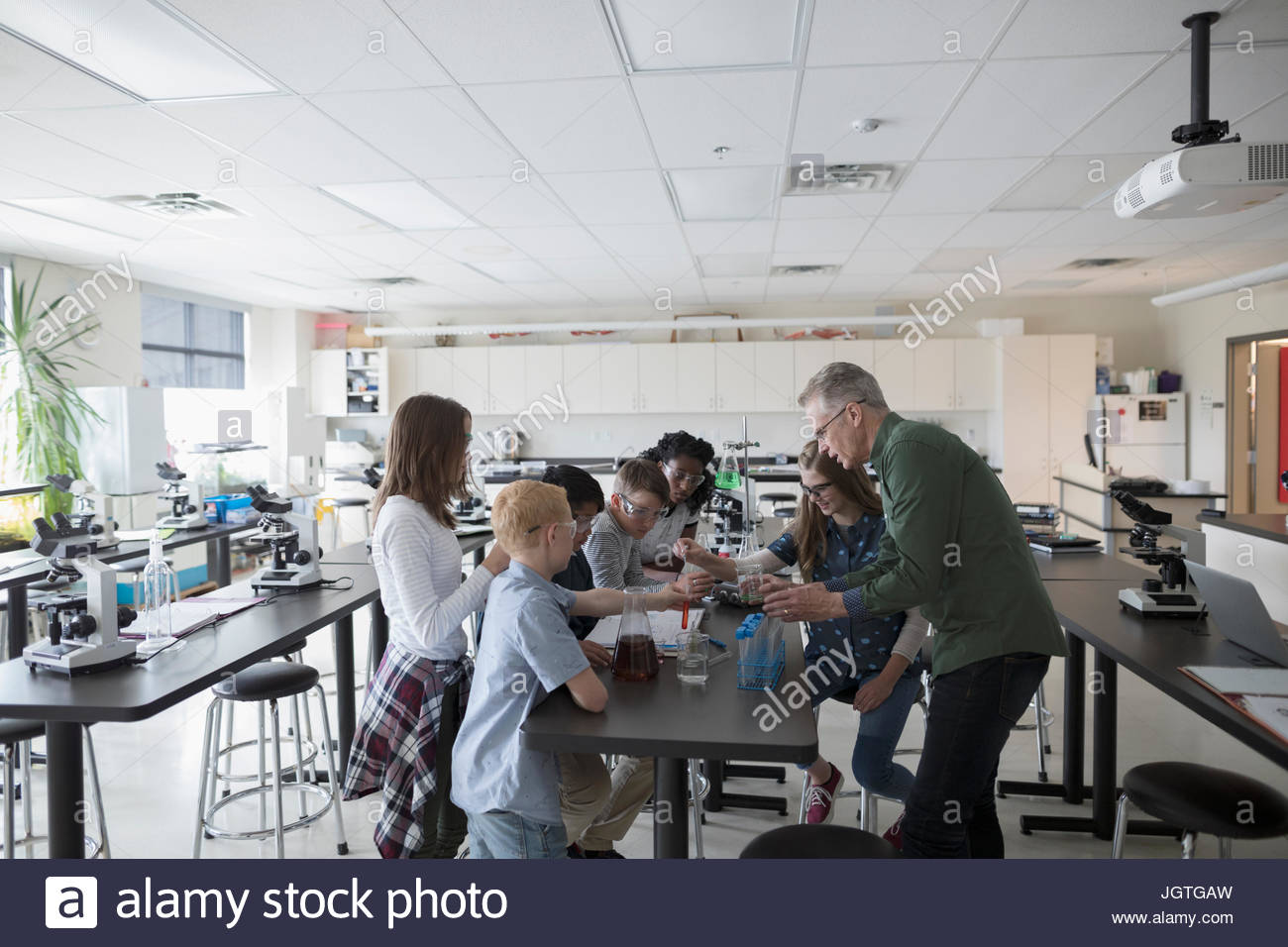 Middle school biology lab hi-res stock photography and images - Alamy